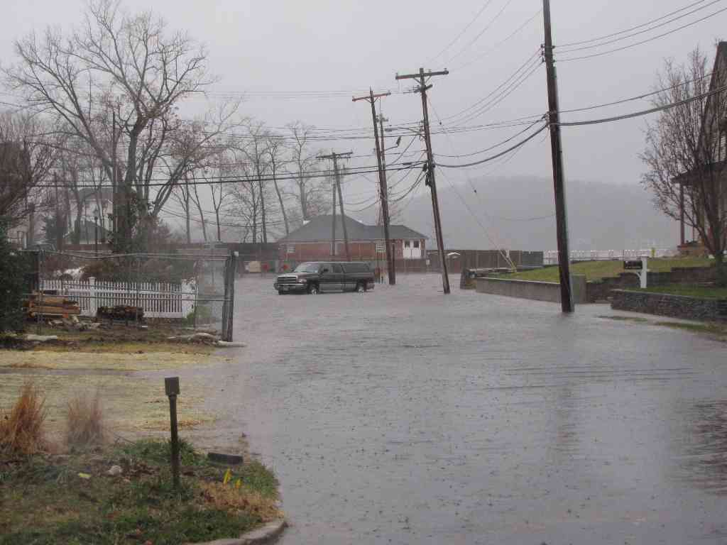 RUMSON: DRIVER RESCUED FROM FLOODING - Red Bank Green